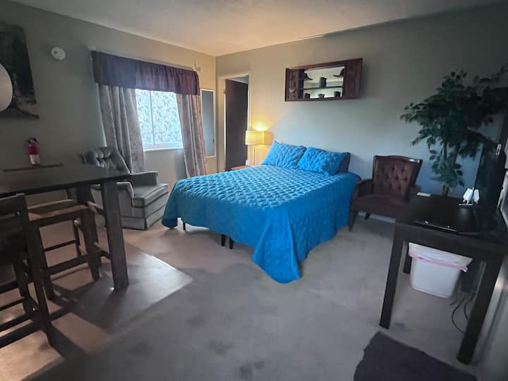 Cozy Private Primary Suite With Deck - 골든
