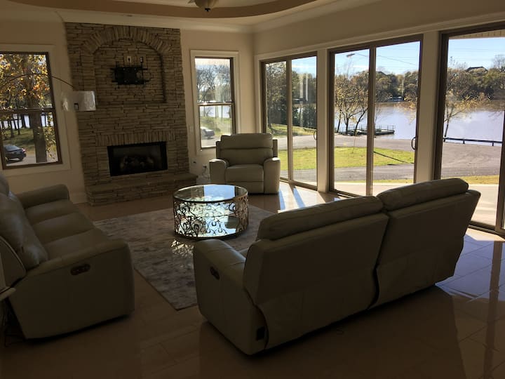Stunning Lake House On Old Hickory Lake - Gallatin, TN