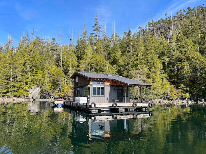 Salty Bay Getaway Floathouse With Wood Fired Sauna - Tofino