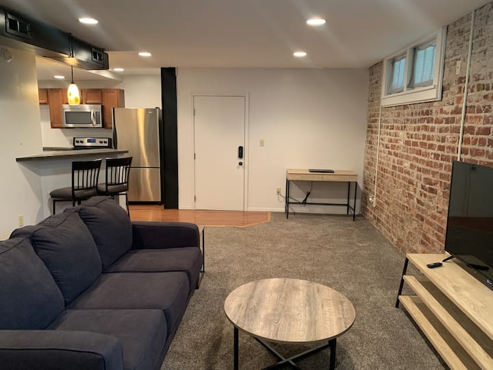 Cozy Dundee Fairview Apartment #13 - Omaha, NE