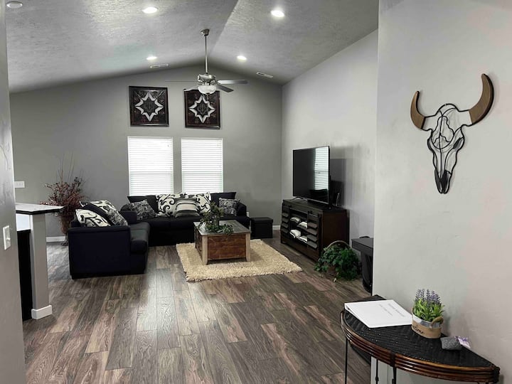 Adorable South Nampa Home. Large Fence Yard. - Nampa, ID