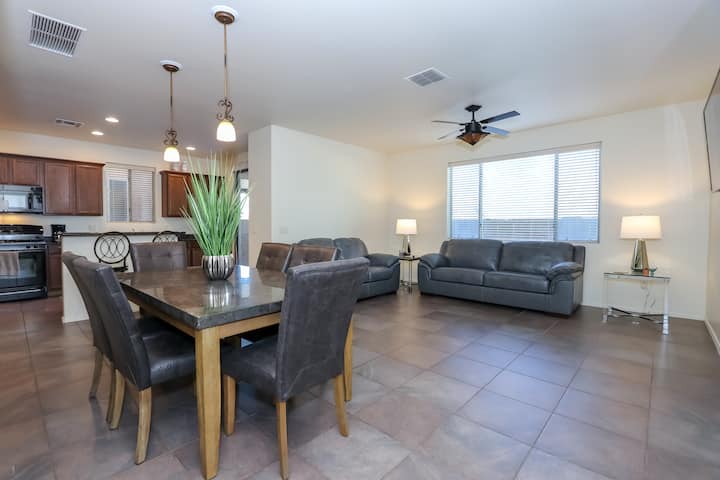 Beautiful Home Near Shopping, U Of A, Bike& Hiking - Tucson, AZ