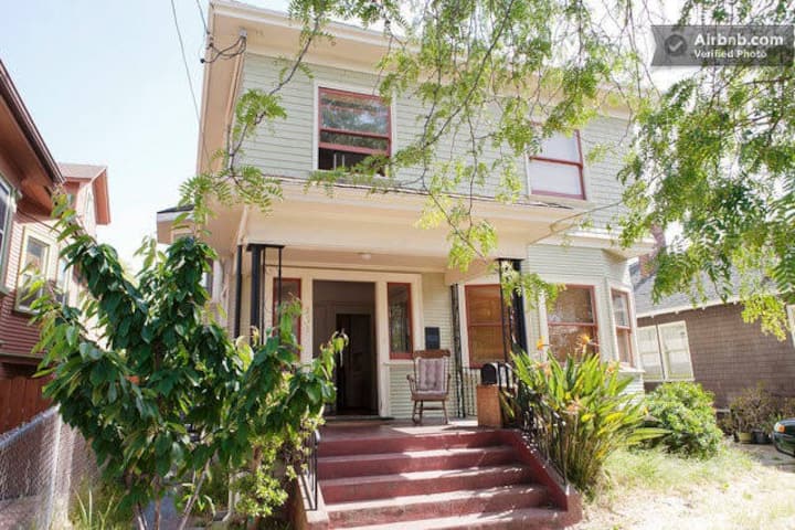 Classic Oakland Home Built In 1906 - Oakland, CA