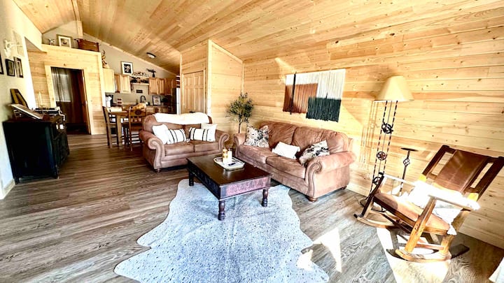 Midtown Retreat W/view. Sleeps 8-12. Pet Friendly - Ruidoso, NM