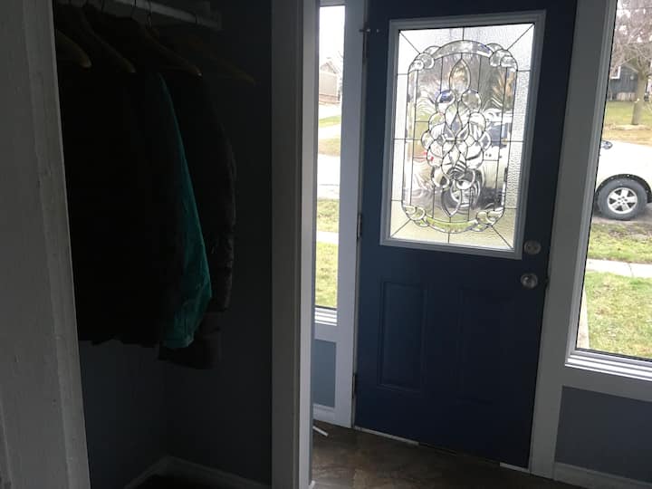 Private Room, Full Bathroom & Kitchenette. - Simcoe