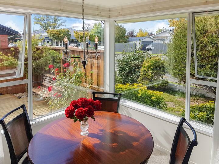 Airport,  Buses, Food Close By.   Entire Cottage - Christchurch