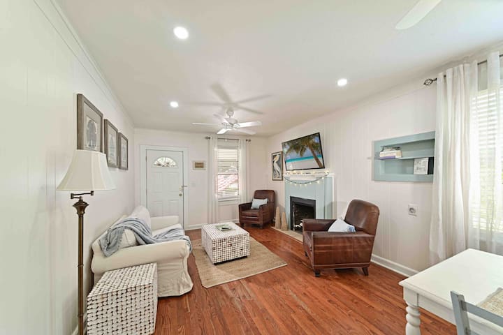 1930s Cottage + Pool 12 Miles To Beach - Bradenton, FL