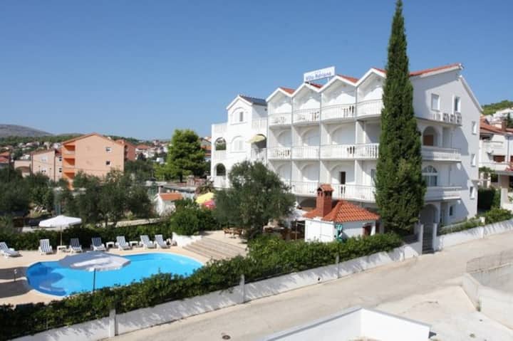 Beautiful Apartment With Pool Near Pebble Beach 2 - Trogir