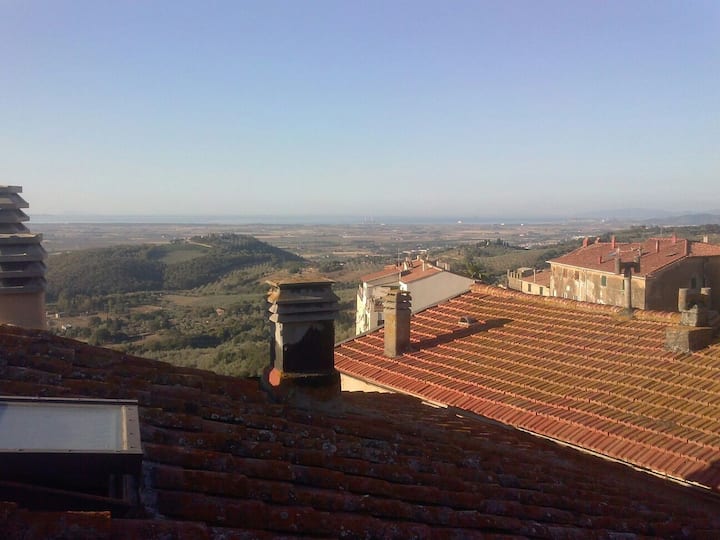 Finestra Sul Mare Nel Borgo Di Campiglia - Campiglia Marittima
