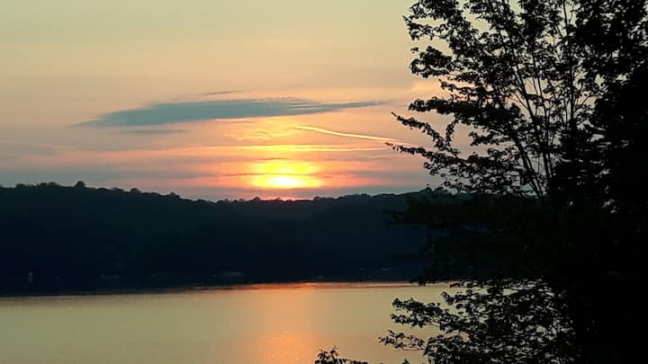 Breath N Relax Muskoka Beachfront Main Cottage - Huntsville