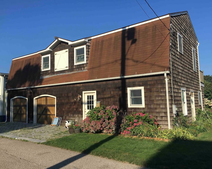 Narragansett Pier Barn One Street From The Ocean! - Narragansett, RI