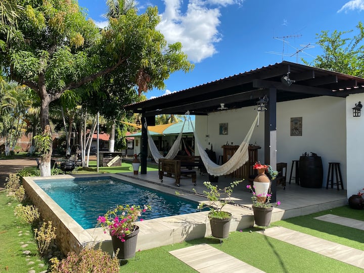 Un Ambiente De Campo Dentro De La Ciudad - El Salvador