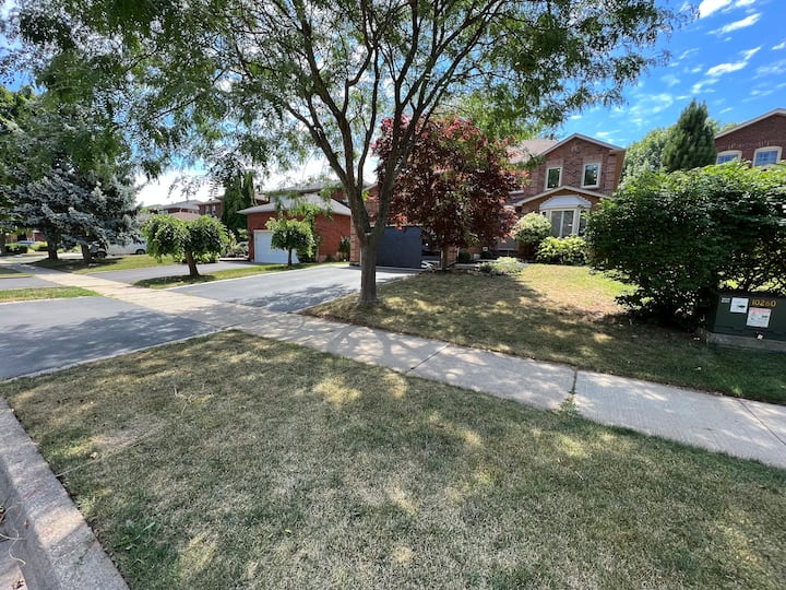 Luxurious Lakeside Retreat In Oakville - 4 Bedroom - Oakville