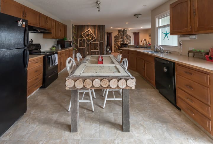Vintage Ranch Retreat - Cochrane