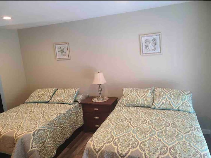 Room No 6: 2 Double Beds, Kitchenette On 2nd Floor - Hampton Beach, NH