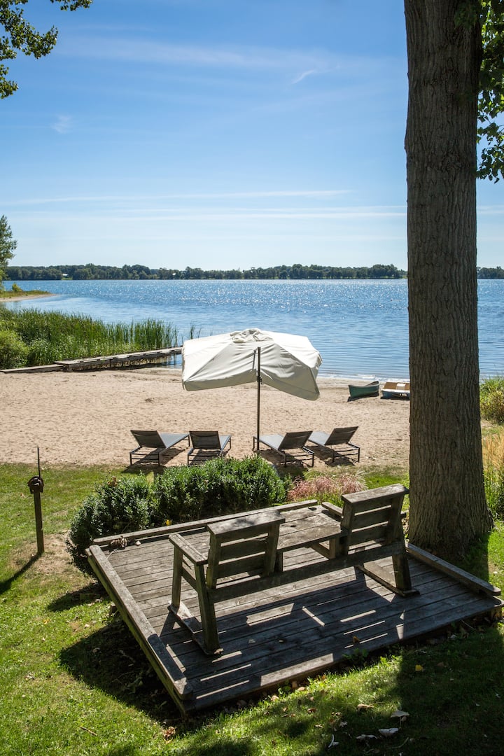 Waupoos Beach Commons: Beach Front House & Chalet - Prince Edward