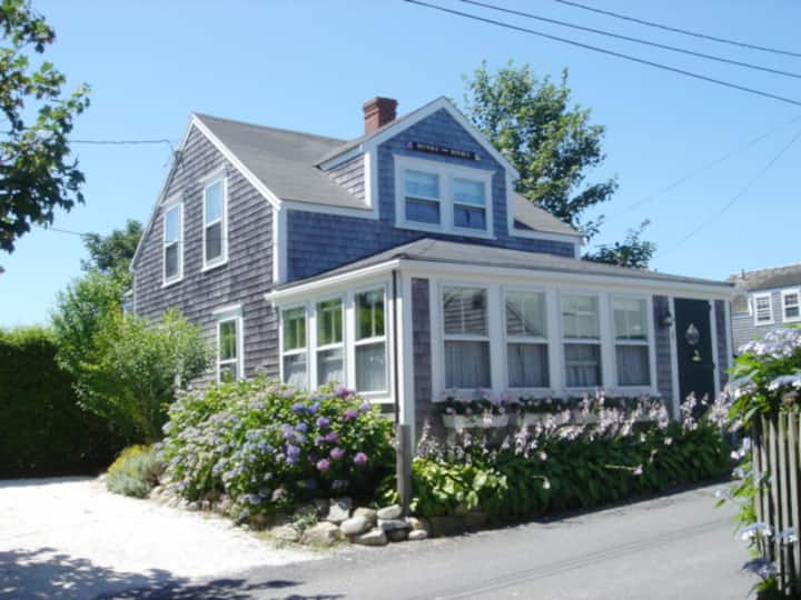 Gorgeous 10 Min. Walk To Downtown. Perfect For Families. Large Backyard. - Nantucket, MA