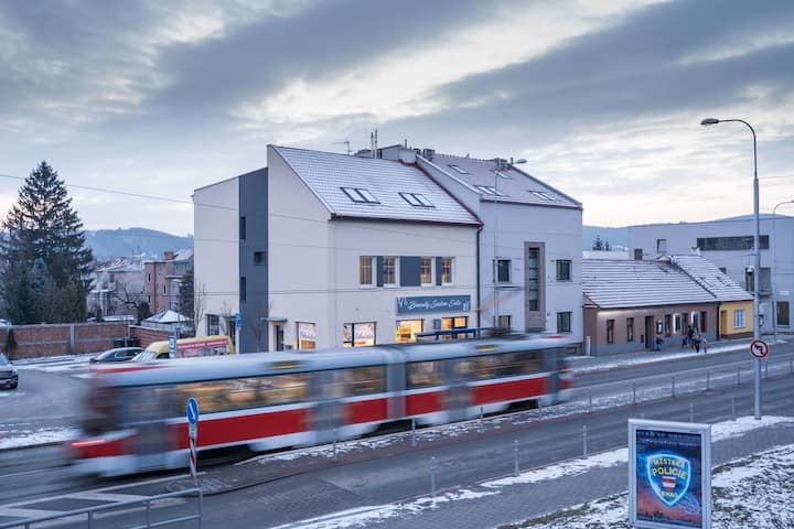 Půdní Apartmán S Klimatizací A Parkováním - Brno