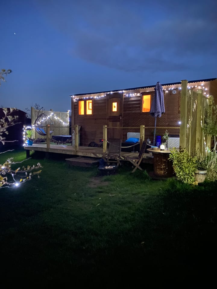 Shepherds Hut/goat Glamping With Private Hot Tub - Dorset