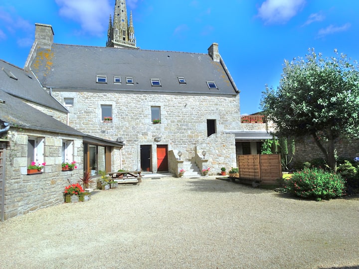 Manoir 16e Siècle, Haut De Gamme à Prix Raisonné - Plouescat