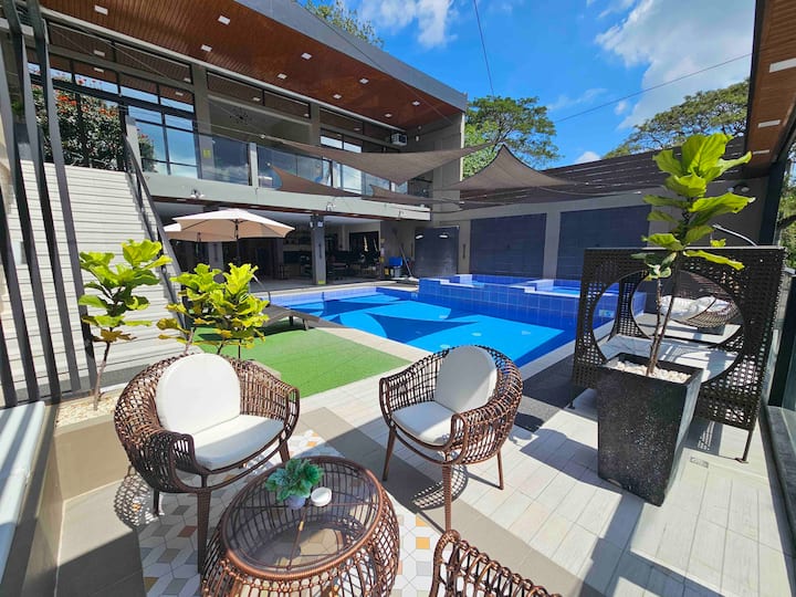 Luxurious Resort Hotel Standard, 85 Degrees Resort - Calamba