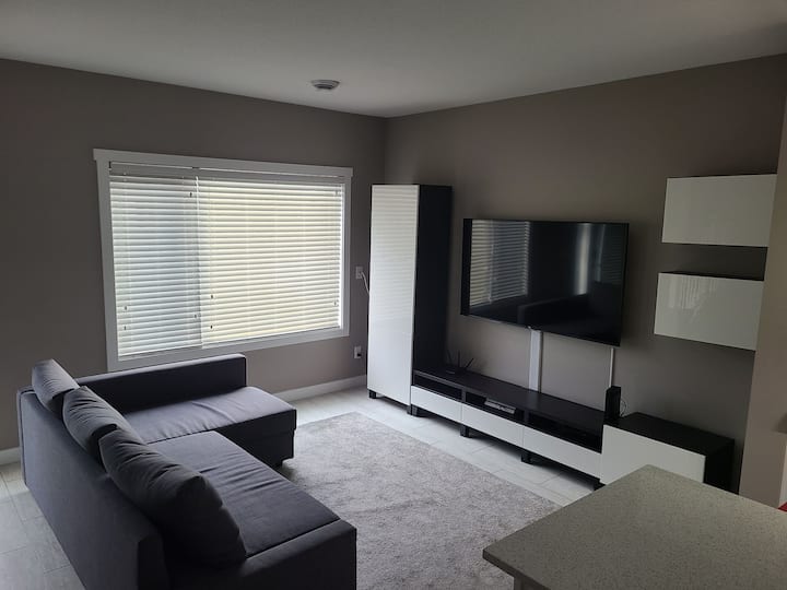 Beautiful 3 Bedroom Townhome (2 Car Heated Garage) - Fort McMurray