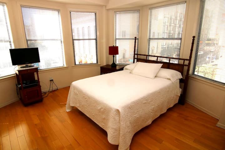 Light-filled Spacious Downtown Studio - San Francisco, CA