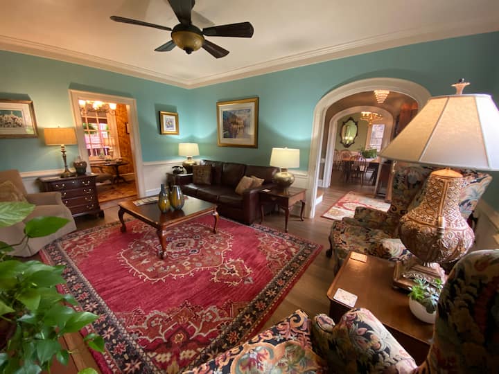 Williamsburg Manor - Palace Chamber Yellow Room - Williamsburg, VA