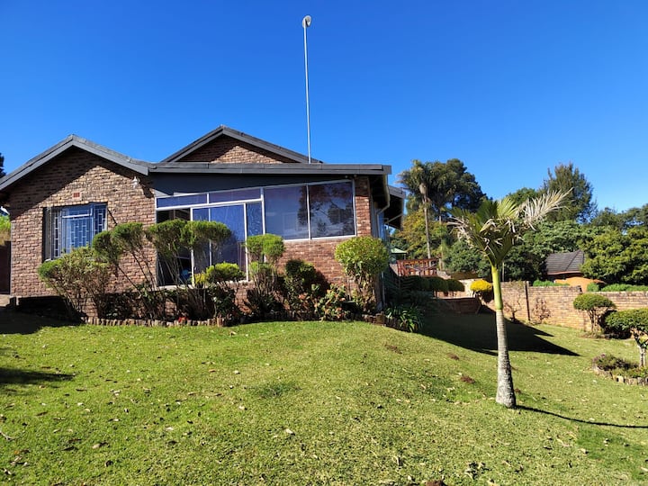 Cheerful 4-bedroom Home: Hot Tub, Fireplace, - Graskop