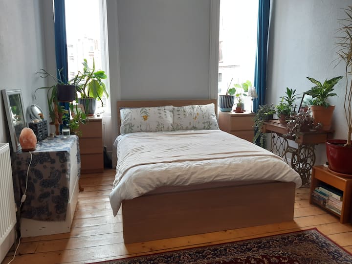 Large Double Bedroom With Private Bathroom - Paisley