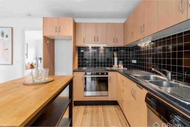 Beautifully Designed Space In The Heart Of Bayside - Mordialloc