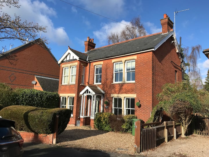 Detached 4 Bed House, Farnborough - Farnham