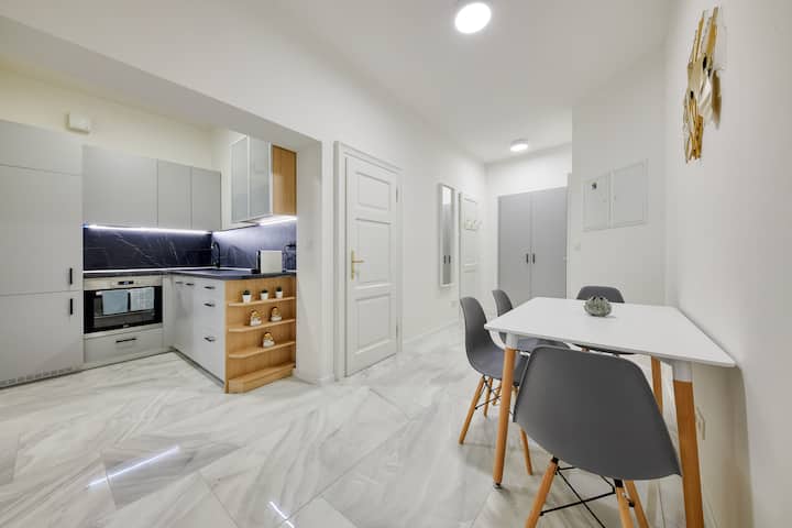 Riviera Apartment - 2br, High Standard, Top Centre - Bratislava