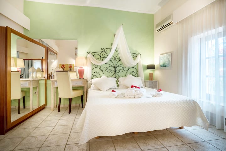 2- Stylish Loft - Panoramic Terrace- Monthly Offer - Greece