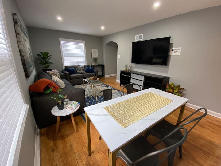 Superhost Spacious 3br W/parking | Family Friendly - Chicago, IL