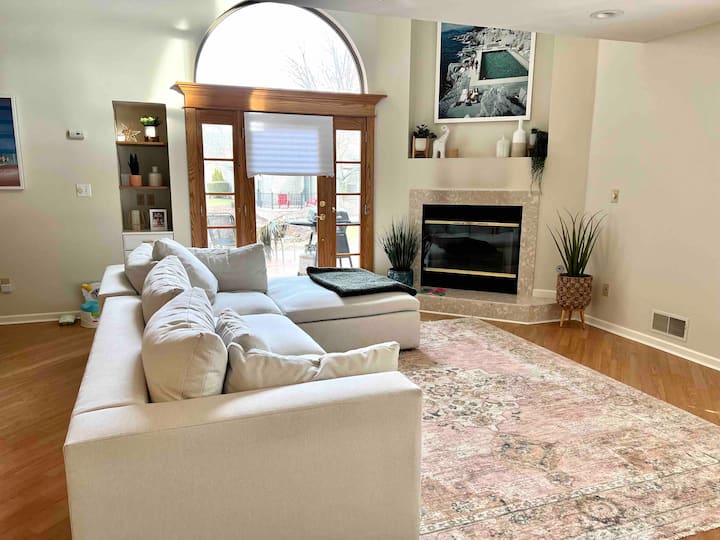 Cheerful & Cozy Two-bedroom Townhouse - Warren, OH