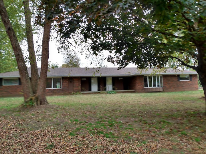 Cozy 2br Home Sleeps 4 Near Town Location - Terre Haute, IN