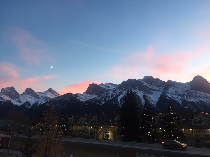 Spacious Canmore Home With Stunning Mountain Views - 坎莫爾