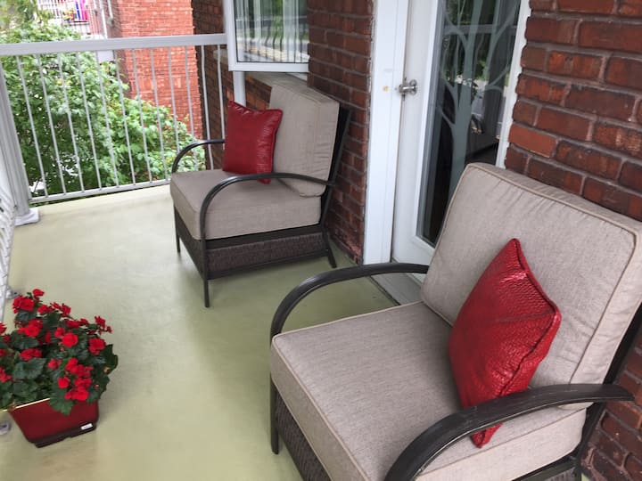 Upper Duplex Located In Great Neighborhood - Dorval