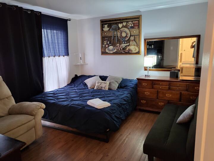 Masterbedroom With Pvt Balcony & Shared Bathroom. - Modesto, CA