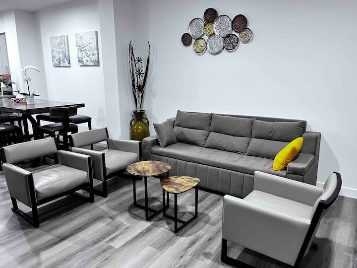 Cozy Beam Townhouse Convenient To Go Anywhere - Calgary