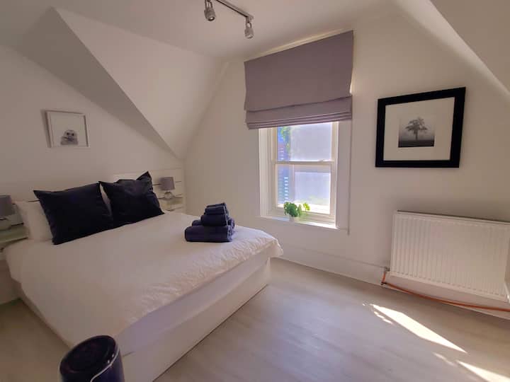 Upper Hub (Unit A):modern 2 Br+ Off Main St Picton - Prince Edward