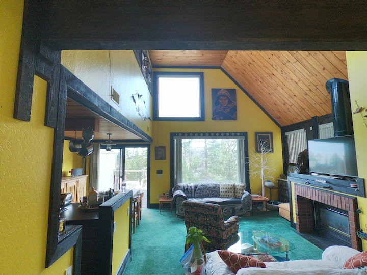 Mountain Top Penthouse Condo - Prime Location - 太浩湖