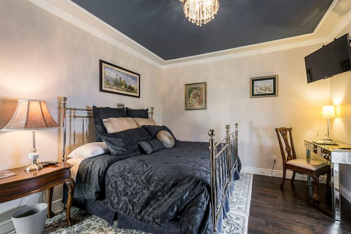 The Kings Inn Bed & Breakfast   ("The Courtyard") - Prince Edward