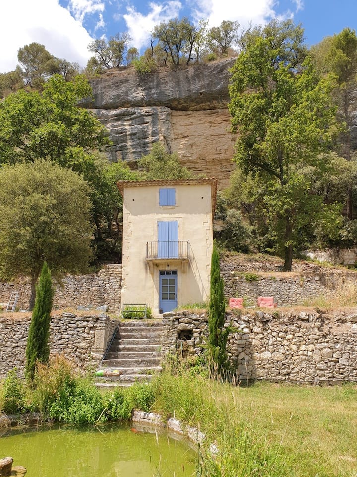 Agréable Mazet Avec Cheminée En Pleine Nature - Fontaine-de-Vaucluse