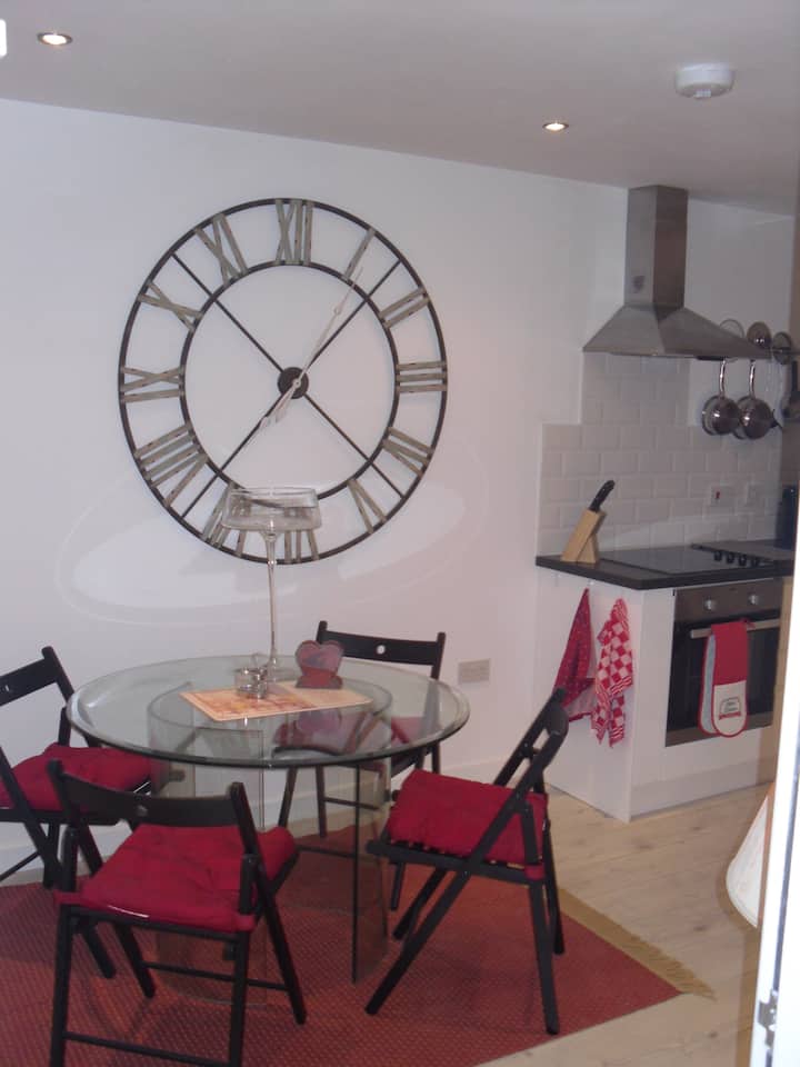 Modern, Bright, Attractive, Town Centre Apartment - Folkestone