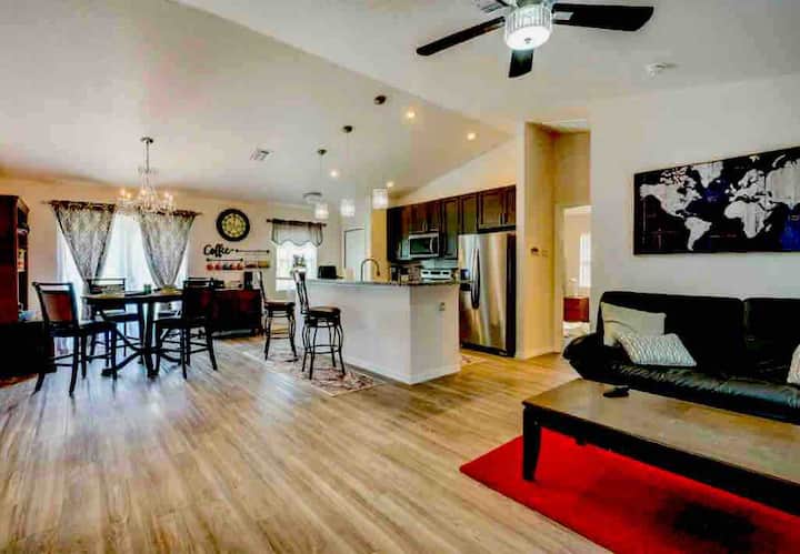 New Home King Size Bed 2 Car Garage Big Screen Tv - Inverness, FL
