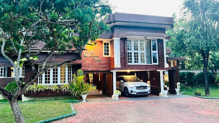 Luxury Villa With Riverview And Garden Area - Kodungallur