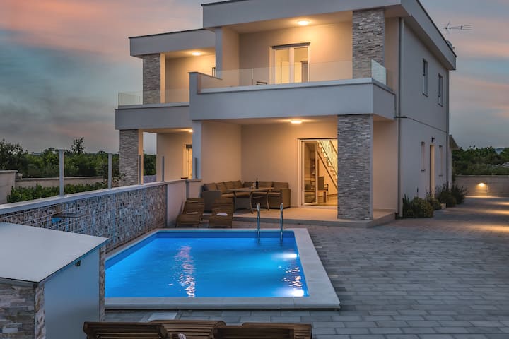 Holiday House Lumina, 4-bedroom Villa With Pool - Šibenik