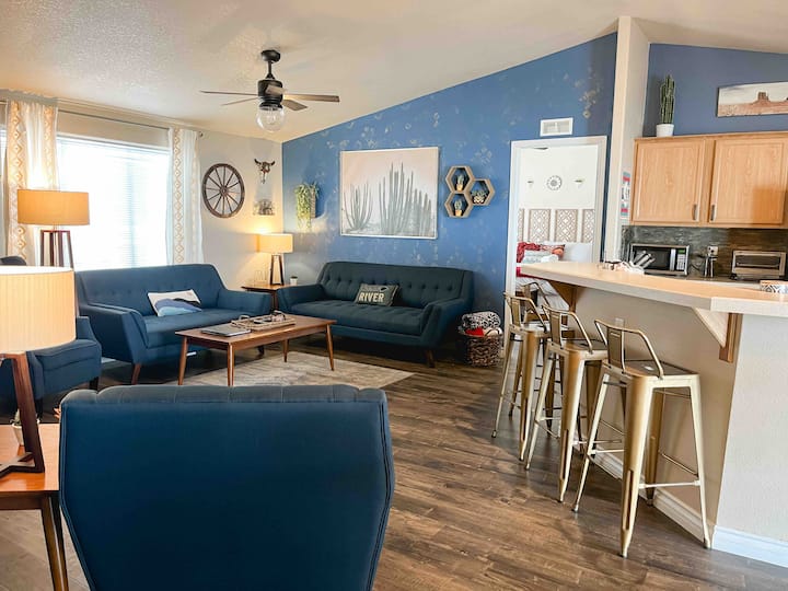 4 Bd Rm! Walk To River/rotary Park. Fully Gated ! - Laughlin, NV